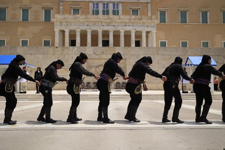 Συγκινητικό: Αλλαγή της Προεδρικής Φρουράς στο Σύνταγμα με Εύζωνες ...