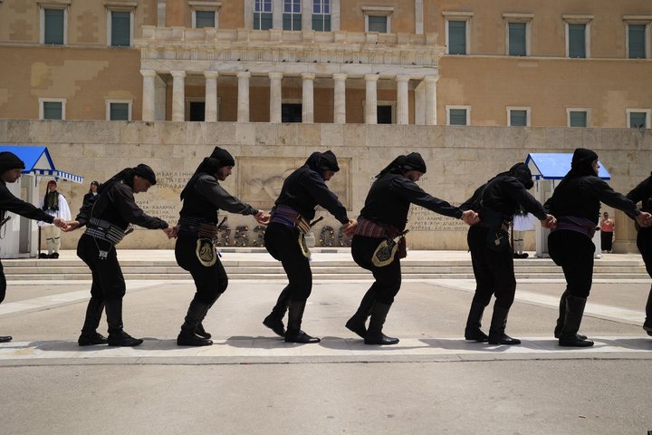 Συγκινητικό: Αλλαγή της Προεδρικής Φρουράς στο Σύνταγμα με Εύζωνες ...