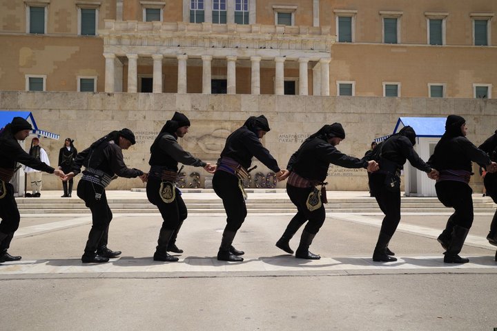 Συγκινητικό: Αλλαγή της Προεδρικής Φρουράς στο Σύνταγμα με Εύζωνες ...