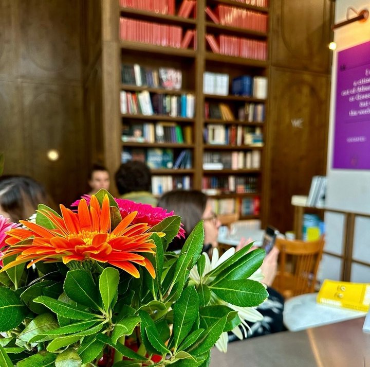 Ένα χαλαρωτικό BookBar στο κέντρο της πόλης, για καφέ και κρασί -Στο ...