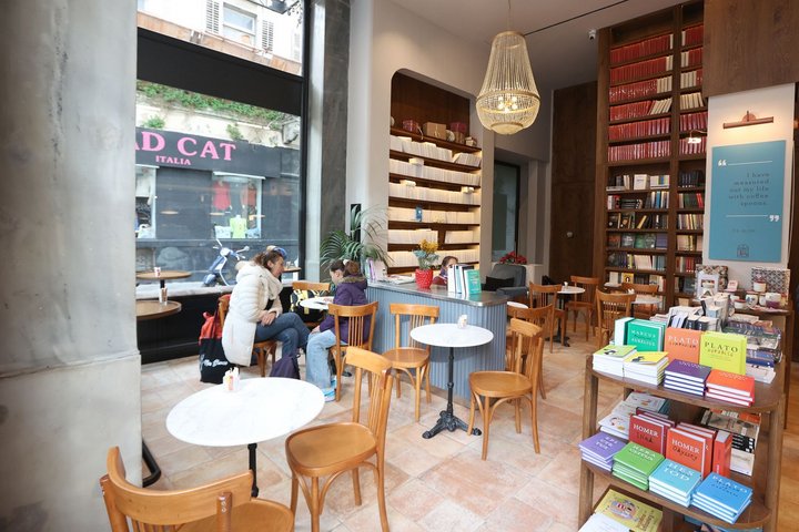 Ένα χαλαρωτικό BookBar στο κέντρο της πόλης, για καφέ και κρασί -Στο ...