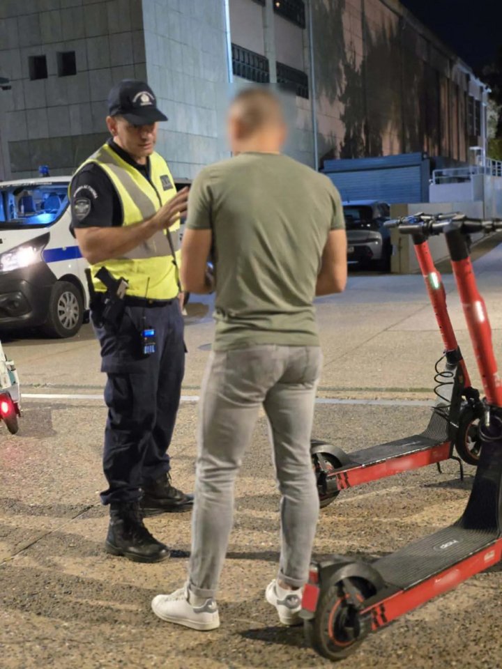 Θεσσαλονίκη: Εκατοντάδες παραβάσεις από αναβάτες ηλεκτρικών πατινιών ...