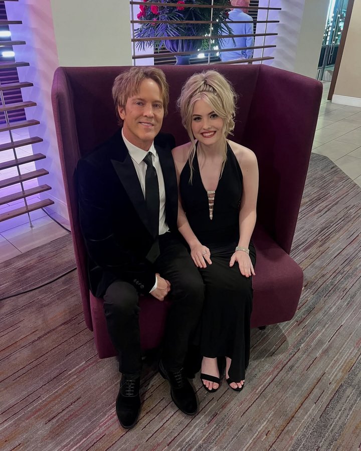 Η 18χρονη κόρη της Άννα Νικόλ Σμιθ φόρεσε το iconic μαύρο φόρεμα της μητέρας της, 18 χρόνια μετά ...