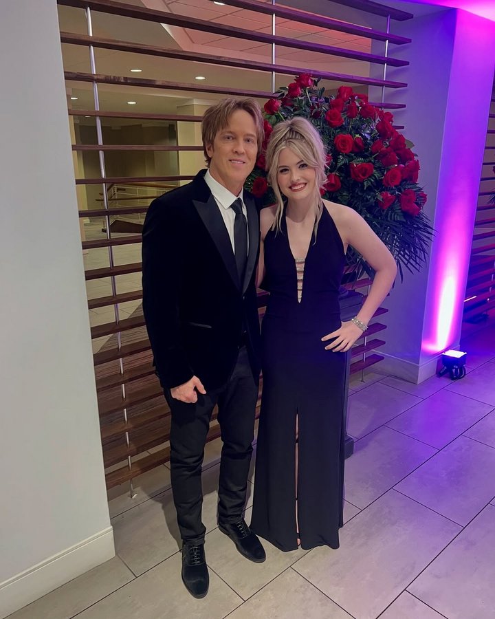 Η 18χρονη κόρη της Άννα Νικόλ Σμιθ φόρεσε το iconic μαύρο φόρεμα της μητέρας της, 18 χρόνια μετά ...