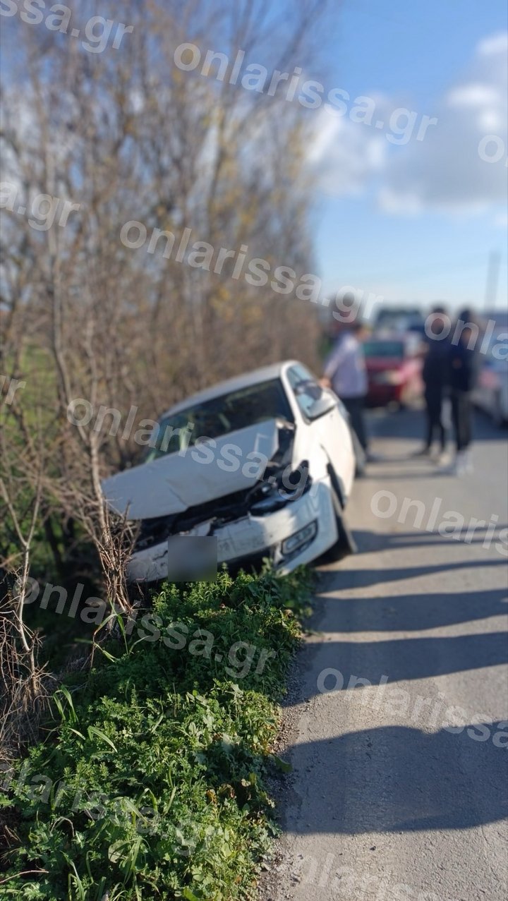 Καραμπόλα τεσσάρων οχημάτων έξω από τη Λάρισα -Μια 22χρονη στο νοσοκομείο [εικόνες] - iefimerida.gr
