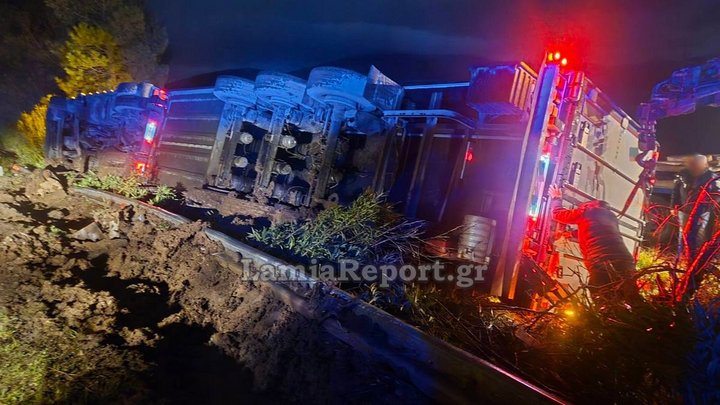 Τροχαίο στην εθνική οδό Αθηνών-Λαμίας: Τούμπαρε νταλίκα με φρούτα ...