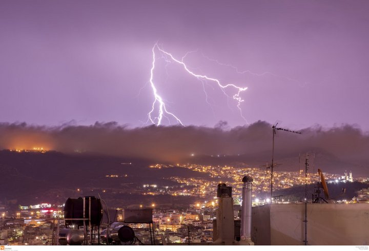 Φωτογράφος, «κυνηγός» κεραυνών, εξηγεί το φαινόμενο που έπληξε χθες τη ...
