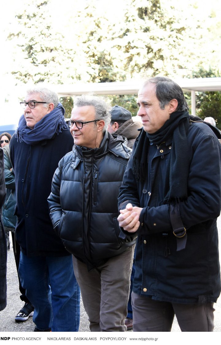 Θλίψη στην κηδεία του Δημήτρη Τσούτση –Συγγενείς και φίλοι ηθοποιοί στο ...