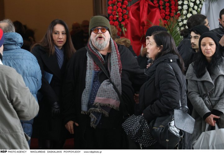 Θάνος Μικρούτσικος: Το τελευταίο αντίο στο Α' Νεκροταφείο -Η σορός του ...
