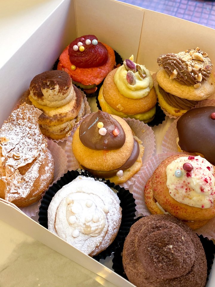 Kokakias: Σε αυτό το ζαχαροπλαστείο στο Κολωνάκι φτιάχνουν μόνο κοκάκια ...