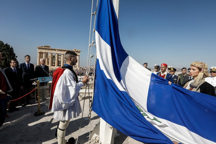 75 χρόνια από την απελευθέρωση της Αθήνας -Η συγκινητική τελετή έπαρσης ...