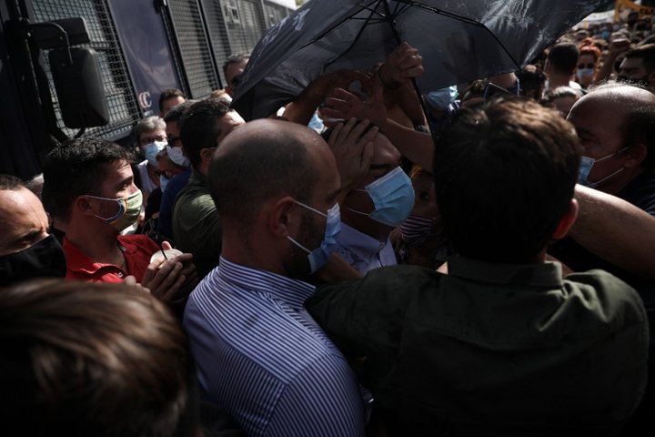 Δίκη Χρυσής Αυγής: Πέταξαν καφέδες και νερά στον Τσίπρα μπροστά στο ...