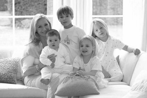 Εστησε επιχείρηση που πουλάει προϊόντα μόνο ενός χρώματος και θησαύρισε ...