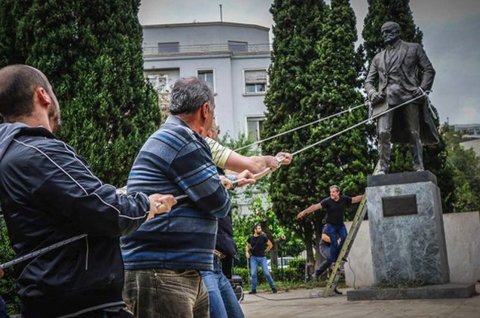 Εγιναν viral οι αριστεροί διαδηλωτές που πήγαν να γκρεμίσουν το άγαλμα ...