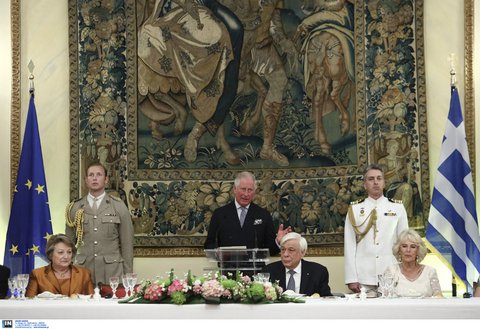 Παρασκήνιο από το δείπνο για τον Κάρολο: Τα πηγαδάκια και οι υποκλίσεις ...