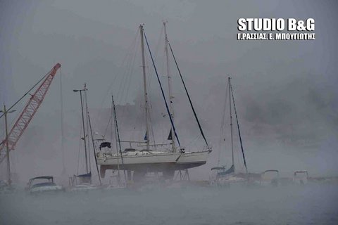 Σπάνιο φαινόμενο στο Ναύπλιο -«Εβρασε η θάλασσα», εκπληκτικό θέαμα ...