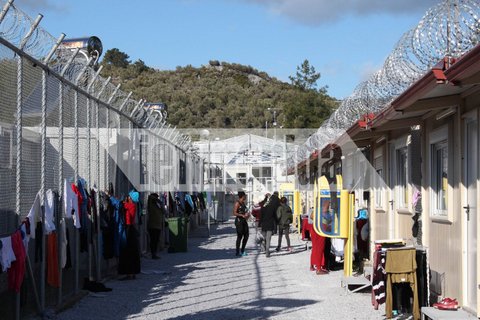 To iefimerida μέσα στο κέντρο φιλοξενίας προσφύγων στη Μόρια ...