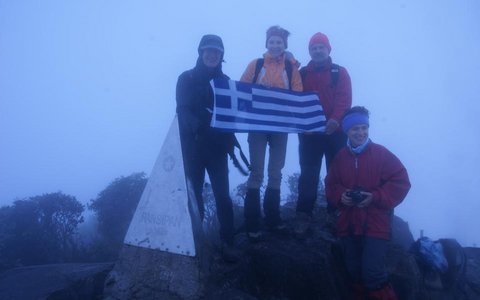 Ελληνική ορειβατική ομάδα στην κορυφή του ψηλότερου βουνού της ...
