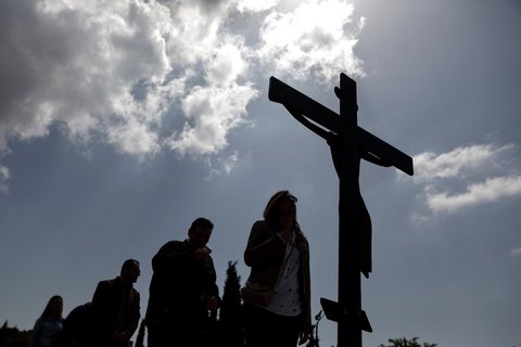 Ο θρήνος της Μεγάλης Παρασκευής: Οι Μεγάλες Ώρες, η Αποκαθήλωση του ...