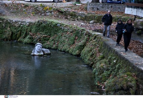 Ένα άγαλμα στον ποταμό, καταρράκτες και λιθόστρωτα -Μαγικός προορισμός ...