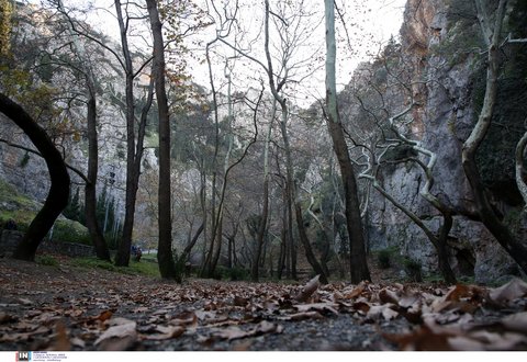 Ένα άγαλμα στον ποταμό, καταρράκτες και λιθόστρωτα -Μαγικός προορισμός ...