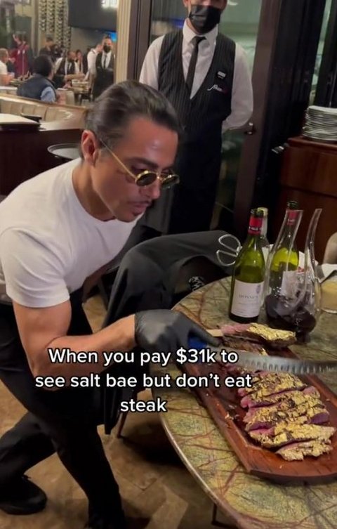 Νέος τρελός λογαριασμός σε εστιατόριο του Salt Bae, 7.100 λίρες για ένα ...