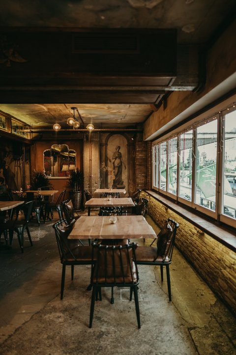 Upper: To μπαρ που κρατά τα σκήπτρα του πιο ατμοσφαιρικού σκηνικού στην ...