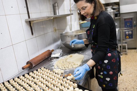 Θεσσαλονίκη: Δύο παραδοσιακά ζαχαροπλαστεία 80 ετών, με κορυφαία ...