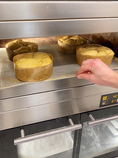 Είδαμε πώς φτιάχνεται το χριστουγεννιάτικο τσουρέκι με κάστανο στον ...