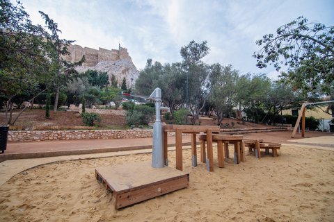 Νέα παιδική χαρά κάτω από την Ακρόπολη: Με ξύλινα παιχνίδια-ρόλων, δεν ...