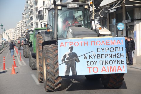 Αγρότες με τρακτέρ μπήκαν στο κέντρο της Θεσσαλονίκης -Με μαύρες ...