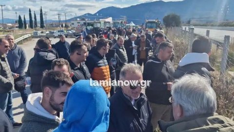Φθιώτιδα: Εκοψε την Ελλάδα στα δύο το μπλόκο αγροτών στην Ανθήλη ...