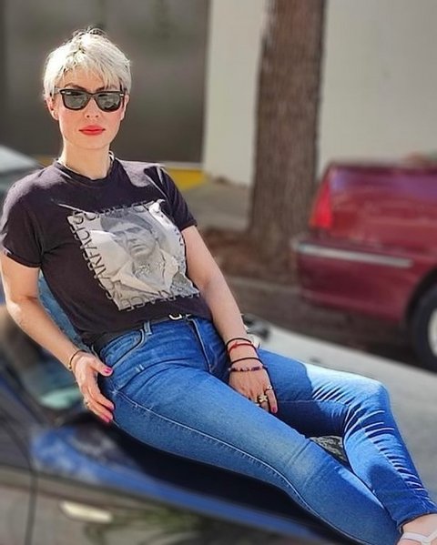 Ποια είναι η «Γυναίκα με τα Μαύρα» του «The Chase»: Ο γάμος στα 22, η φοβερή μνήμη και οι ...