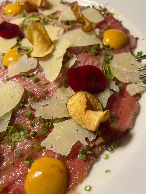 Lolita's: Το νέο κατακόκκινο ιταλικό εστιατόριο στο Ψυχικό με πολυελαίους και βελούδινο καμπαρέ ...