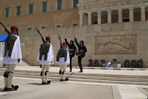 Συγκινητικό: Αλλαγή της Προεδρικής Φρουράς στο Σύνταγμα με Εύζωνες ...