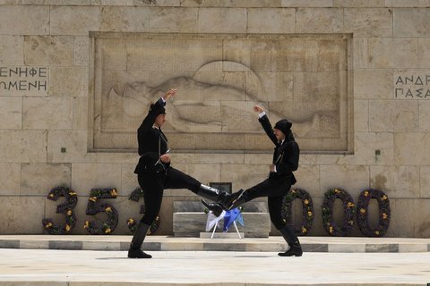 Συγκινητικό: Αλλαγή της Προεδρικής Φρουράς στο Σύνταγμα με Εύζωνες ...