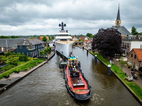 Απίστευτες εικόνες: Το νέο γιοτ 150 εκατ. μεγαλοστελέχους περνά οριακά ...