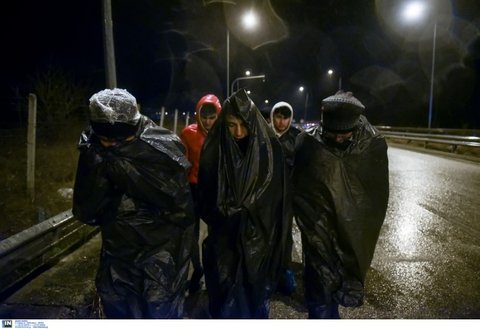 Προσφυγικό: Ολονύχτια μάχη στον Εβρο με δακρυγόνα και χημικά [εικόνες ...