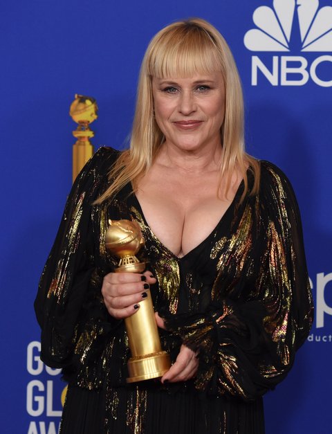 Χρυσές Σφαίρες 2020: Σάλμα Χάγιεκ και Πατρίτσια Αρκέτ έδωσαν μάχη για το πιο πληθωρικό στήθος ...