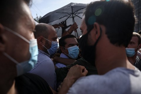 Δίκη Χρυσής Αυγής: Πέταξαν καφέδες και νερά στον Τσίπρα μπροστά στο ...
