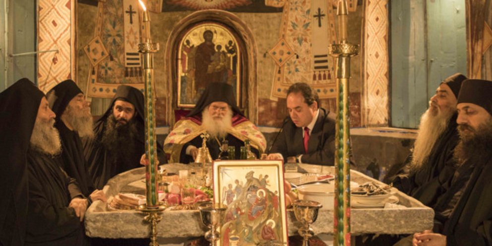 Χριστούγεννα στο Αγιον Ορος -Στιγμές κατάνυξης στη χιονισμένη Μονή ...