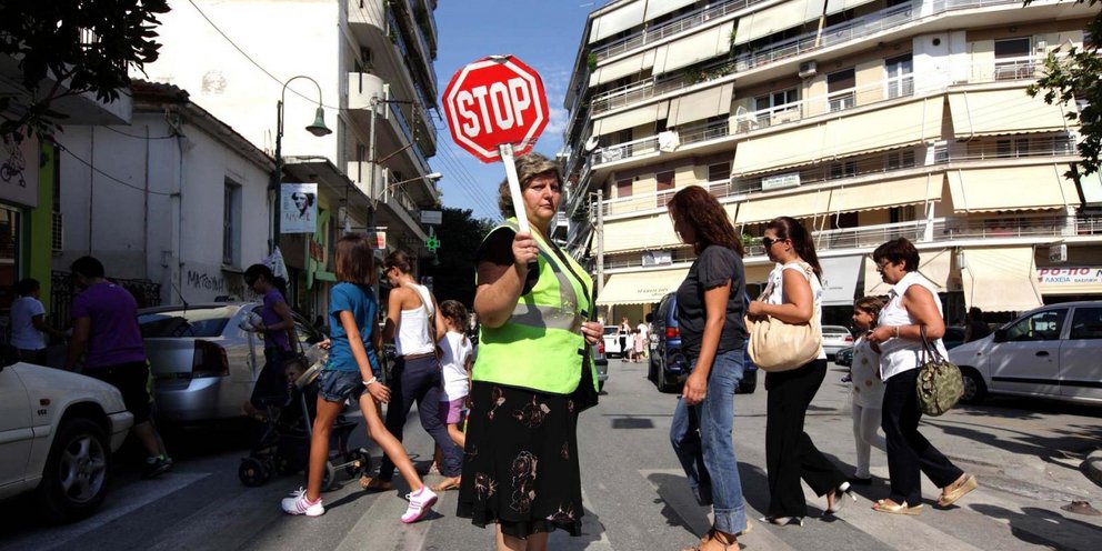 Σχολικός τροχονόμος: Μπορεί να βεβαιώσει πρόστιμο - Τι ισχύει ...