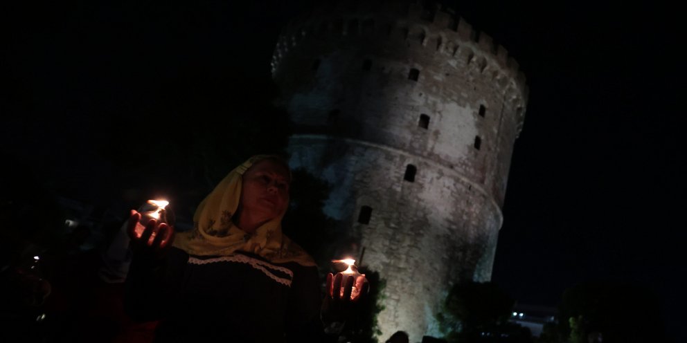 Θεσσαλονίκη: 100 φαναράκια άναψαν μπροστά από το Λευκό Πύργο για τη ...
