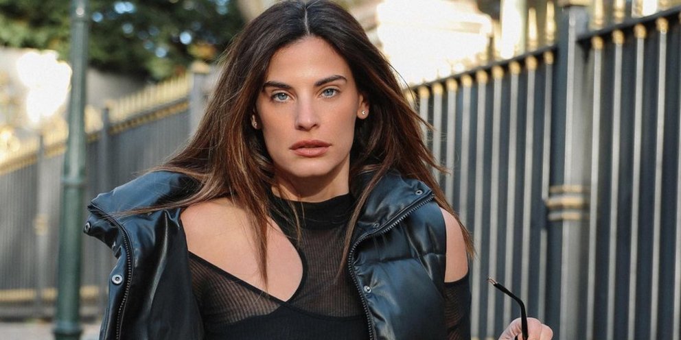 Η street style εμφάνιση της Χριστίνας Μπόμπα με σέξι μπλούζα από τα ...