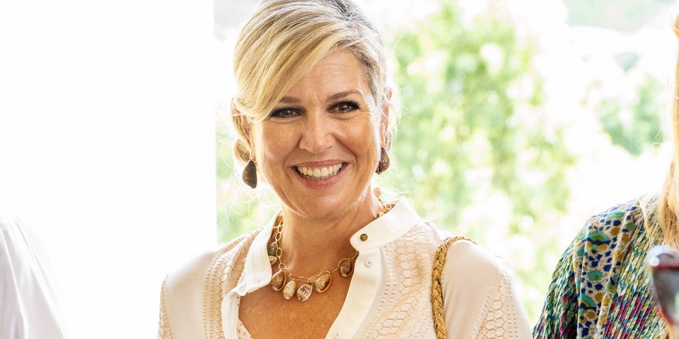 Η βασίλισσα Μάξιμα με ελληνική δημιουργία που απογειώνει το look ...