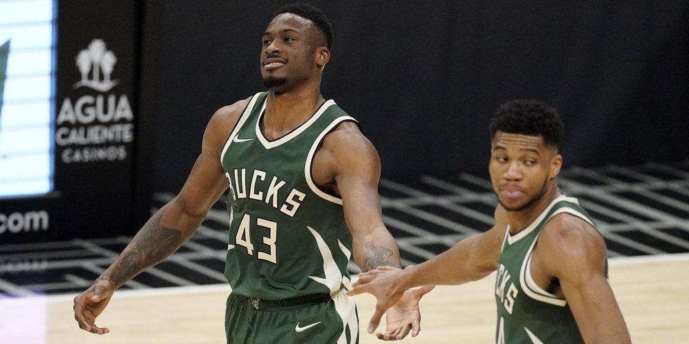 Στάιν: Αν ο Γιάννης Αντετοκούνμπο μείνει στο Μιλγουόκι, οι Μπακς θα υπογράψουν τον Θανάση ...