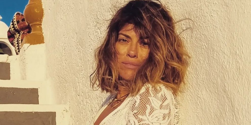 Λίνα Πρίντζου: Η σύζυγος του Βασίλη Χαραλαμπόπουλου με μπλε μπικίνι συνεχίζει τα μπάνια της στο ...