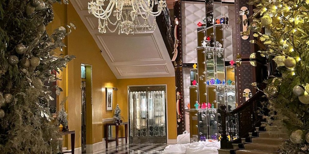 Το χριστουγεννιάτικο δέντρο του ξενοδοχείου Claridge's είναι ένα γλυπτό ...