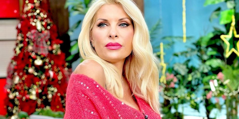 Ελένη Μενεγάκη: Εφτιαξε τη δική της βασιλόπιτα και φωτογραφήθηκε στο στολισμένο της σαλόνι ...