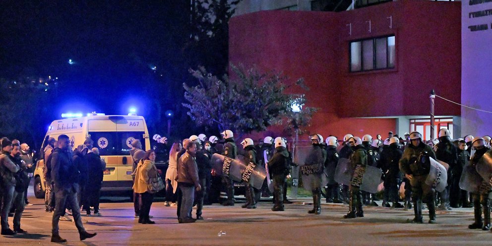 Ρέντης: «Έφυγαν δύο φωτοβολίδες προς τον αστυνομικό, δεν ξέρουμε ποια ... Ρέντης: «Έφυγαν δύο φωτοβολίδες προς τον αστυνομικό, δεν ξέρουμε ποια ...